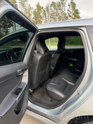 Grey Volvo XC60 2013 in Riga, with an engine capacity of 2.40 L and mileage of 198 thousand km for 12500 €, photo 9 on AUTOMOTO.COM.LV
