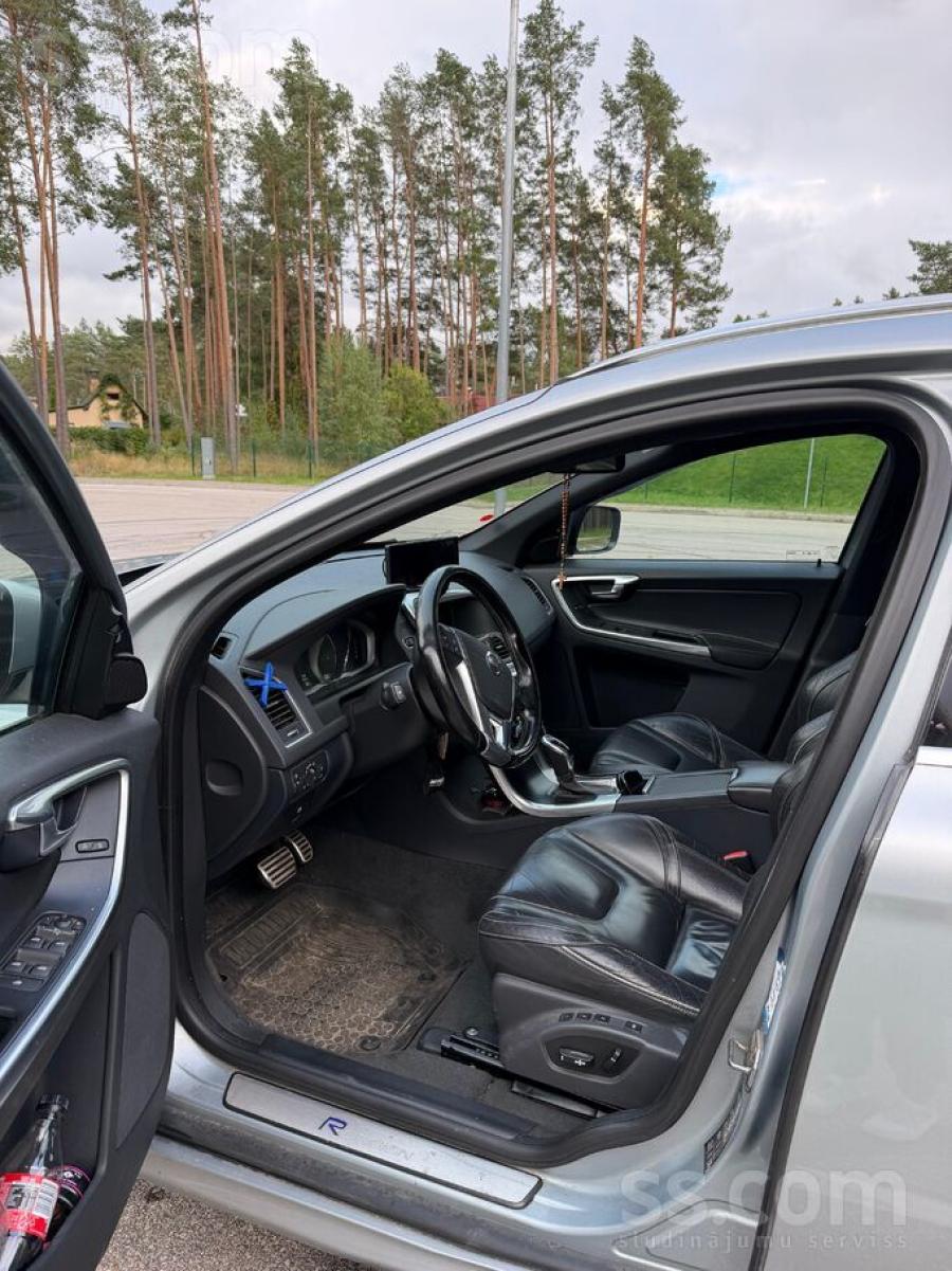 Grey Volvo XC60 2013 in Riga, with an engine capacity of 2.40 L and mileage of 198 thousand km for 12500 €, photo 10 on AUTOMOTO.COM.LV