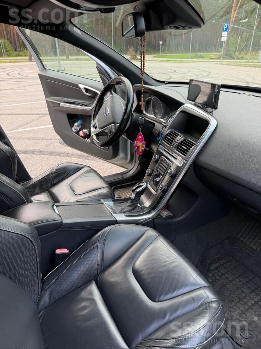 Grey Volvo XC60 2013 in Riga, with an engine capacity of 2.40 L and mileage of 198 thousand km for 12500 €, photo 11 on AUTOMOTO.COM.LV