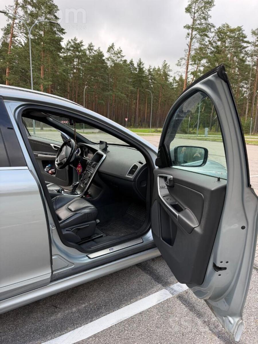 Grey Volvo XC60 2013 in Riga, with an engine capacity of 2.40 L and mileage of 198 thousand km for 12500 €, photo 12 on AUTOMOTO.COM.LV