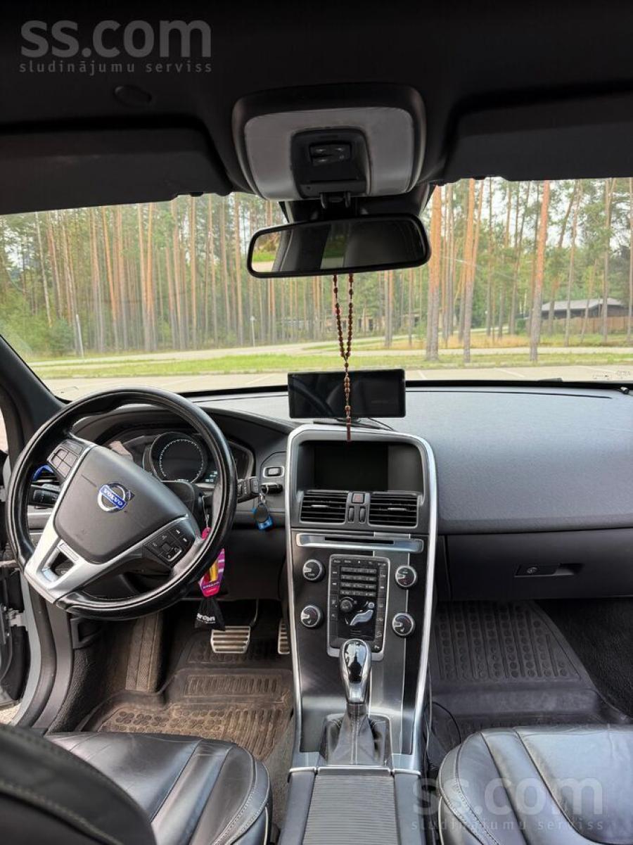 Grey Volvo XC60 2013 in Riga, with an engine capacity of 2.40 L and mileage of 198 thousand km for 12500 €, photo 14 on AUTOMOTO.COM.LV