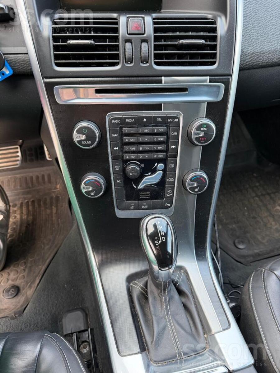 Grey Volvo XC60 2013 in Riga, with an engine capacity of 2.40 L and mileage of 198 thousand km for 12500 €, photo 15 on AUTOMOTO.COM.LV