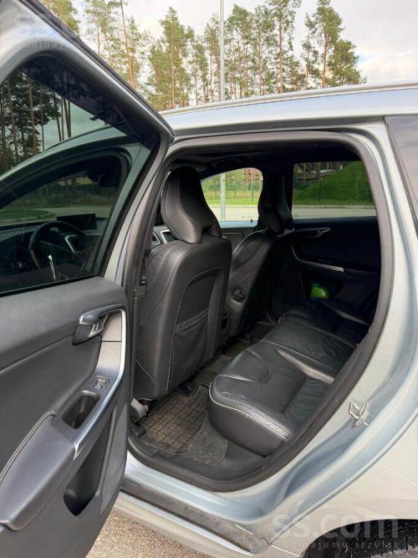 Grey Volvo XC60 2013 in Riga, with an engine capacity of 2.40 L and mileage of 198 thousand km for 12500 €, photo 9 on AUTOMOTO.COM.LV