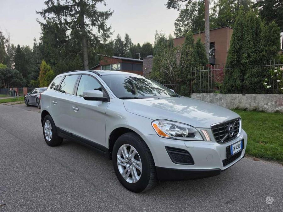 Grey Volvo XC60 2013 in Vilnius, with an engine capacity of 1.98 L and mileage of 155 thousand km for 7800 €, photo 1 on AUTOMOTO.COM.LV