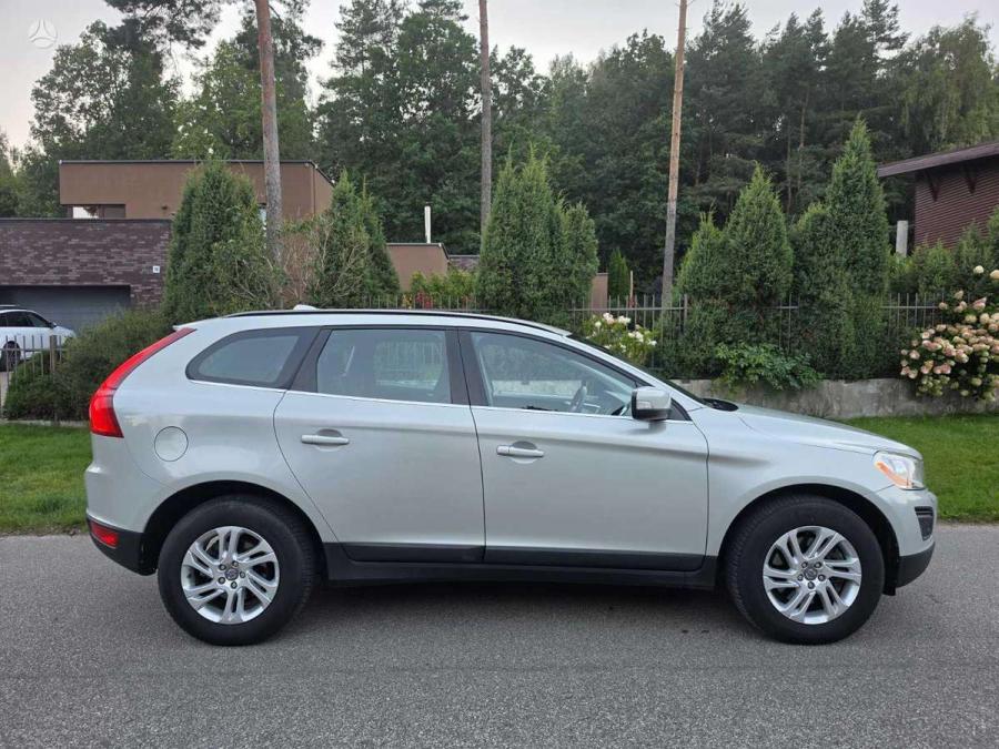 Grey Volvo XC60 2013 in Vilnius, with an engine capacity of 1.98 L and mileage of 155 thousand km for 7800 €, photo 3 on AUTOMOTO.COM.LV