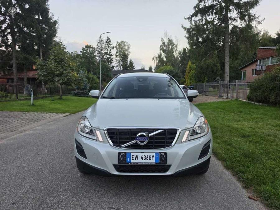 Grey Volvo XC60 2013 in Vilnius, with an engine capacity of 1.98 L and mileage of 155 thousand km for 7800 €, photo 8 on AUTOMOTO.COM.LV