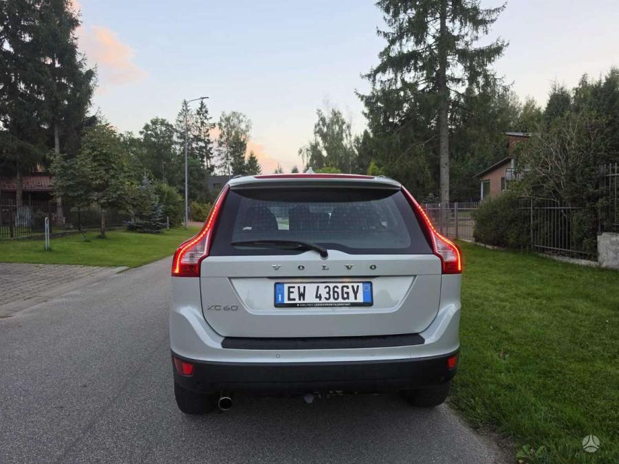 Grey Volvo XC60 2013 in Vilnius, with an engine capacity of 1.98 L and mileage of 155 thousand km for 7800 €, photo 9 on AUTOMOTO.COM.LV