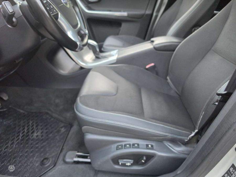 Grey Volvo XC60 2013 in Vilnius, with an engine capacity of 1.98 L and mileage of 155 thousand km for 7800 €, photo 11 on AUTOMOTO.COM.LV