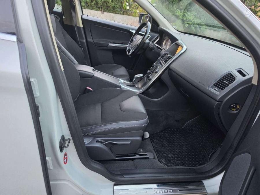 Grey Volvo XC60 2013 in Vilnius, with an engine capacity of 1.98 L and mileage of 155 thousand km for 7800 €, photo 13 on AUTOMOTO.COM.LV