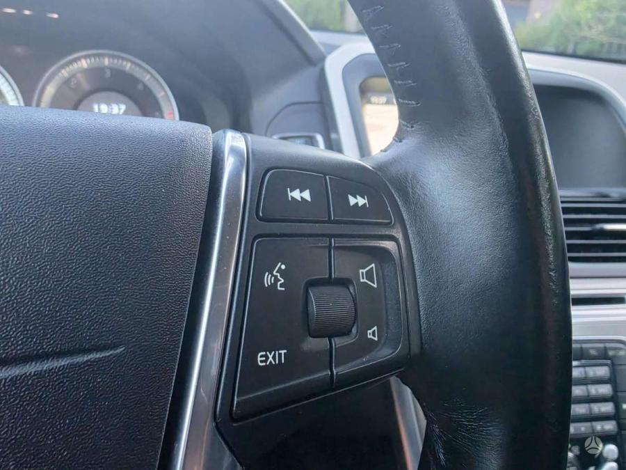 Grey Volvo XC60 2013 in Vilnius, with an engine capacity of 1.98 L and mileage of 155 thousand km for 7800 €, photo 18 on AUTOMOTO.COM.LV