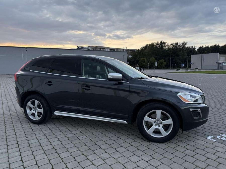 Grey Volvo XC60 2013 in Raseiniai, with an engine capacity of 1.98 L and mileage of 274 thousand km for 8750 €, photo 4 on AUTOMOTO.COM.LV