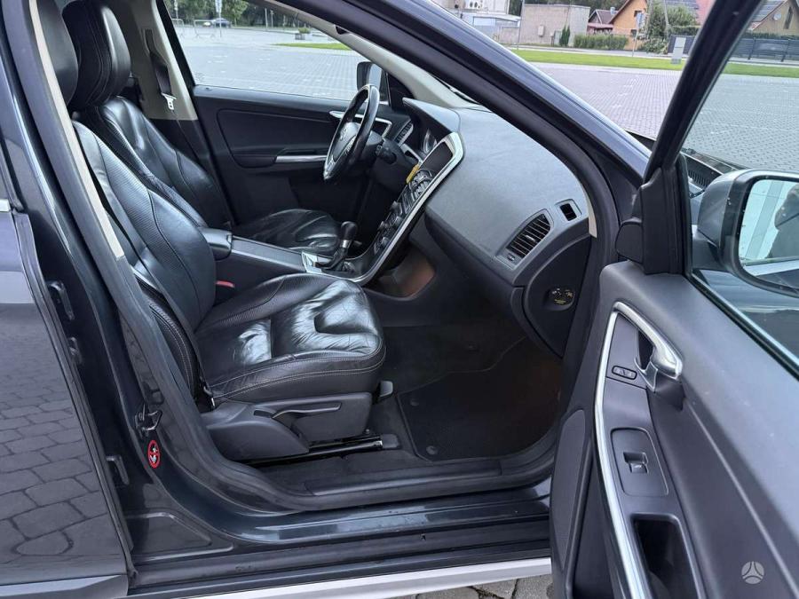 Grey Volvo XC60 2013 in Raseiniai, with an engine capacity of 1.98 L and mileage of 274 thousand km for 8750 €, photo 8 on AUTOMOTO.COM.LV