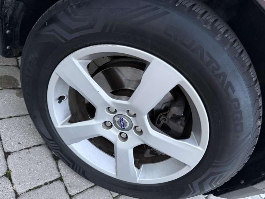 Grey Volvo XC60 2013 in Raseiniai, with an engine capacity of 1.98 L and mileage of 274 thousand km for 8750 €, photo 15 on AUTOMOTO.COM.LV