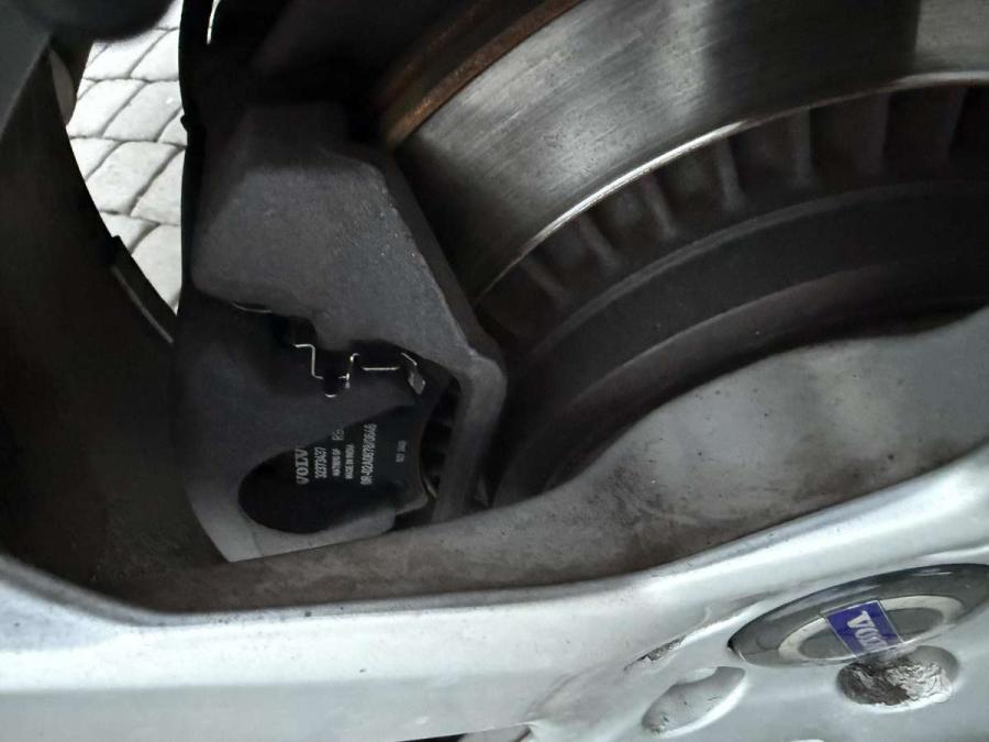 Grey Volvo XC60 2013 in Raseiniai, with an engine capacity of 1.98 L and mileage of 274 thousand km for 8750 €, photo 16 on AUTOMOTO.COM.LV