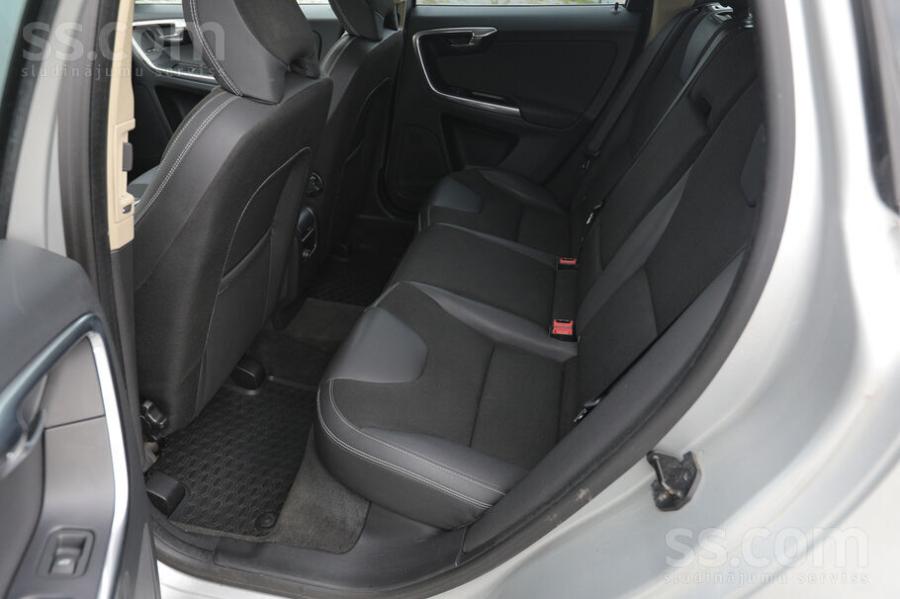 Grey Volvo XC60 2013 in Riga, with an engine capacity of 2.40 L and mileage of 346 thousand km for 6990 €, photo 9 on AUTOMOTO.COM.LV