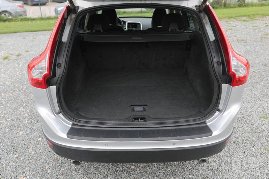 Grey Volvo XC60 2013 in Riga, with an engine capacity of 2.40 L and mileage of 346 thousand km for 6990 €, photo 11 on AUTOMOTO.COM.LV