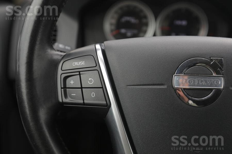 Grey Volvo XC60 2013 in Riga, with an engine capacity of 2.40 L and mileage of 346 thousand km for 6990 €, photo 12 on AUTOMOTO.COM.LV