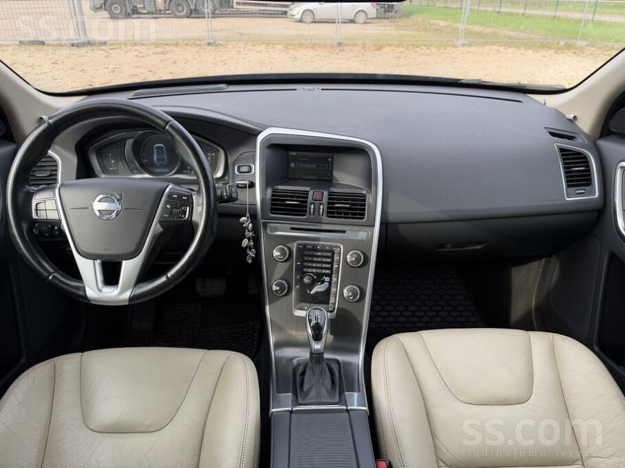 Grey Volvo XC60 2013 in Valmiera, with an engine capacity of 2.40 L and mileage of 274 thousand km for 9499 €, photo 11 on AUTOMOTO.COM.LV