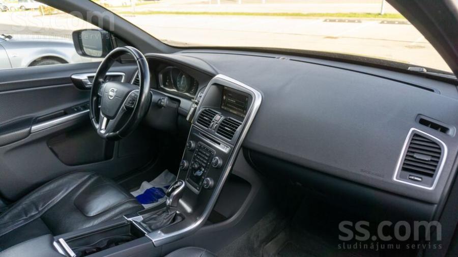Pelēks Volvo XC60 2013 Rīga, ar dzinēja tilpumu 2.40 L un nobraukumu 335 tūkst. km par 9990 €, foto 12 vietnē AUTOMOTO.COM.LV