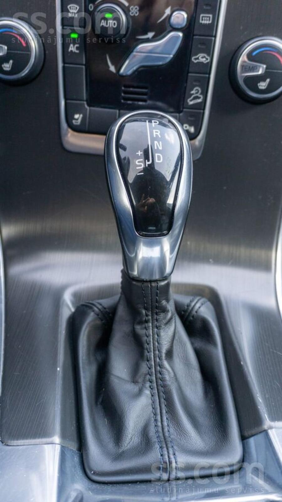 Pelēks Volvo XC60 2013 Rīga, ar dzinēja tilpumu 2.40 L un nobraukumu 335 tūkst. km par 9990 €, foto 16 vietnē AUTOMOTO.COM.LV