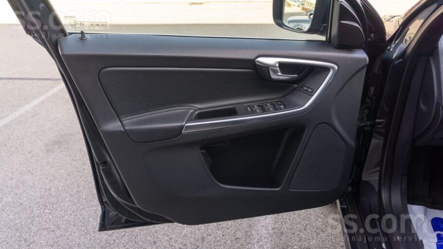 Pelēks Volvo XC60 2013 Rīga, ar dzinēja tilpumu 2.40 L un nobraukumu 335 tūkst. km par 9990 €, foto 25 vietnē AUTOMOTO.COM.LV