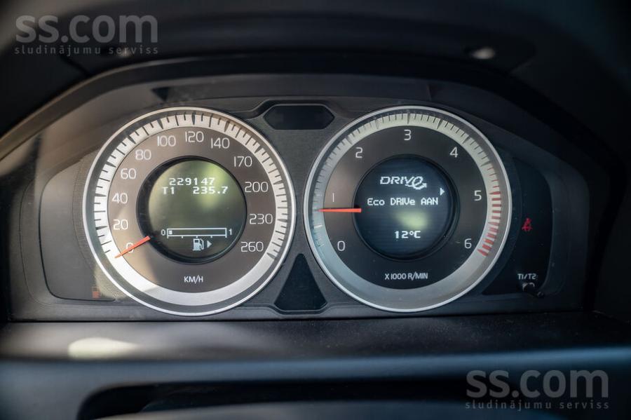 Grey Volvo XC60 2013 in Riga, with an engine capacity of 2.00 L and mileage of 229 thousand km for 9950 €, photo 10 on AUTOMOTO.COM.LV