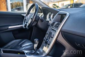 Grey Volvo XC60 2013 in Riga, with an engine capacity of 2.00 L and mileage of 229 thousand km for 9950 €, photo 14 on AUTOMOTO.COM.LV