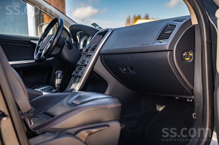 Grey Volvo XC60 2013 in Riga, with an engine capacity of 2.00 L and mileage of 229 thousand km for 9950 €, photo 15 on AUTOMOTO.COM.LV