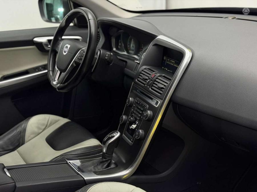 Grey Volvo XC60 2014 in Vilnius, with an engine capacity of 2.40 L and mileage of 328 thousand km for 12950 €, photo 17 on AUTOMOTO.COM.LV