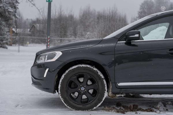 Grey Volvo XC60 2014 in Vilnius, with an engine capacity of 2.40 L and mileage of 271 thousand km for 13500 €, photo 2 on AUTOMOTO.COM.LV