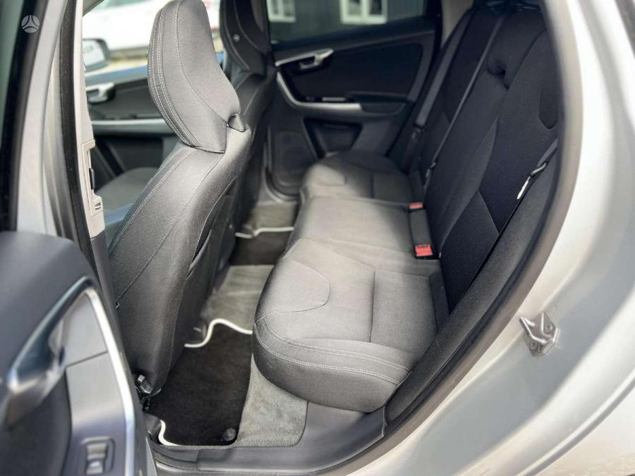 Pelēks Volvo XC60 2014 Kauņa, ar dzinēja tilpumu 2.00 L un nobraukumu 365 tūkst. km par 9999 €, foto 7 vietnē AUTOMOTO.COM.LV
