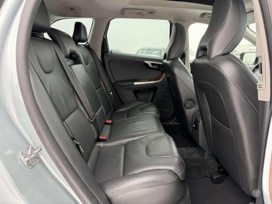 Grey Volvo XC60 2014 in Utena, with an engine capacity of 2.40 L and mileage of 236 thousand km for 13950 €, photo 14 on AUTOMOTO.COM.LV