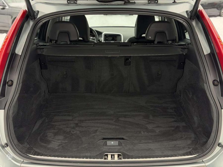 Grey Volvo XC60 2014 in Utena, with an engine capacity of 2.40 L and mileage of 236 thousand km for 13950 €, photo 17 on AUTOMOTO.COM.LV