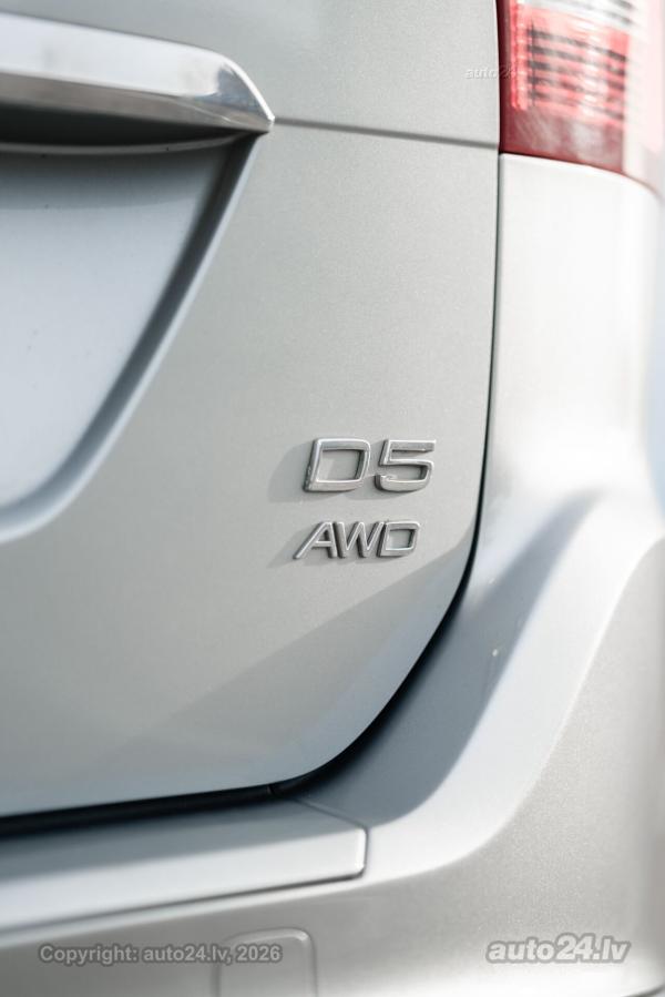 Grey Volvo XC60 2014 in Tallinn, with an engine capacity of 2.40 L and mileage of 325 thousand km for 10999 €, photo 6 on AUTOMOTO.COM.LV
