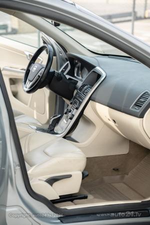 Grey Volvo XC60 2014 in Tallinn, with an engine capacity of 2.40 L and mileage of 325 thousand km for 10999 €, photo 11 on AUTOMOTO.COM.LV