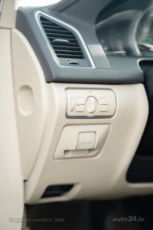 Grey Volvo XC60 2014 in Tallinn, with an engine capacity of 2.40 L and mileage of 325 thousand km for 10999 €, photo 12 on AUTOMOTO.COM.LV