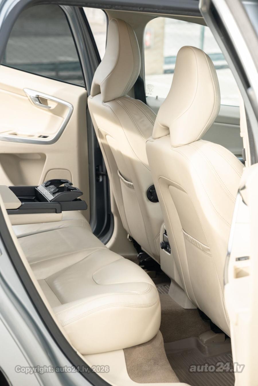 Grey Volvo XC60 2014 in Tallinn, with an engine capacity of 2.40 L and mileage of 325 thousand km for 10999 €, photo 15 on AUTOMOTO.COM.LV