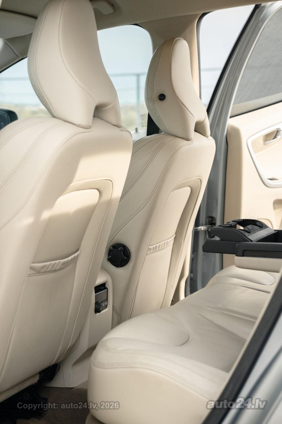Grey Volvo XC60 2014 in Tallinn, with an engine capacity of 2.40 L and mileage of 325 thousand km for 10999 €, photo 16 on AUTOMOTO.COM.LV