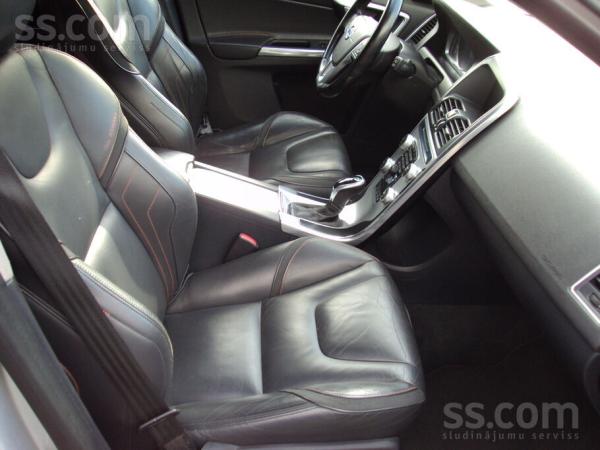 Grey Volvo XC60 2014 in Riga, with an engine capacity of 2.40 L and mileage of 184 thousand km for 14800 €, photo 7 on AUTOMOTO.COM.LV