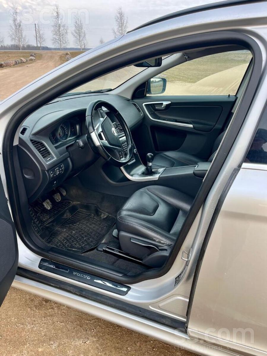 Grey Volvo XC60 2014 in Tukums, with an engine capacity of 2.00 L and mileage of 318 thousand km for 7400 €, photo 8 on AUTOMOTO.COM.LV