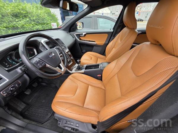 Grey Volvo XC60 2014 in Riga, with an engine capacity of 2.40 L and mileage of 263 thousand km for 12000 €, photo 5 on AUTOMOTO.COM.LV