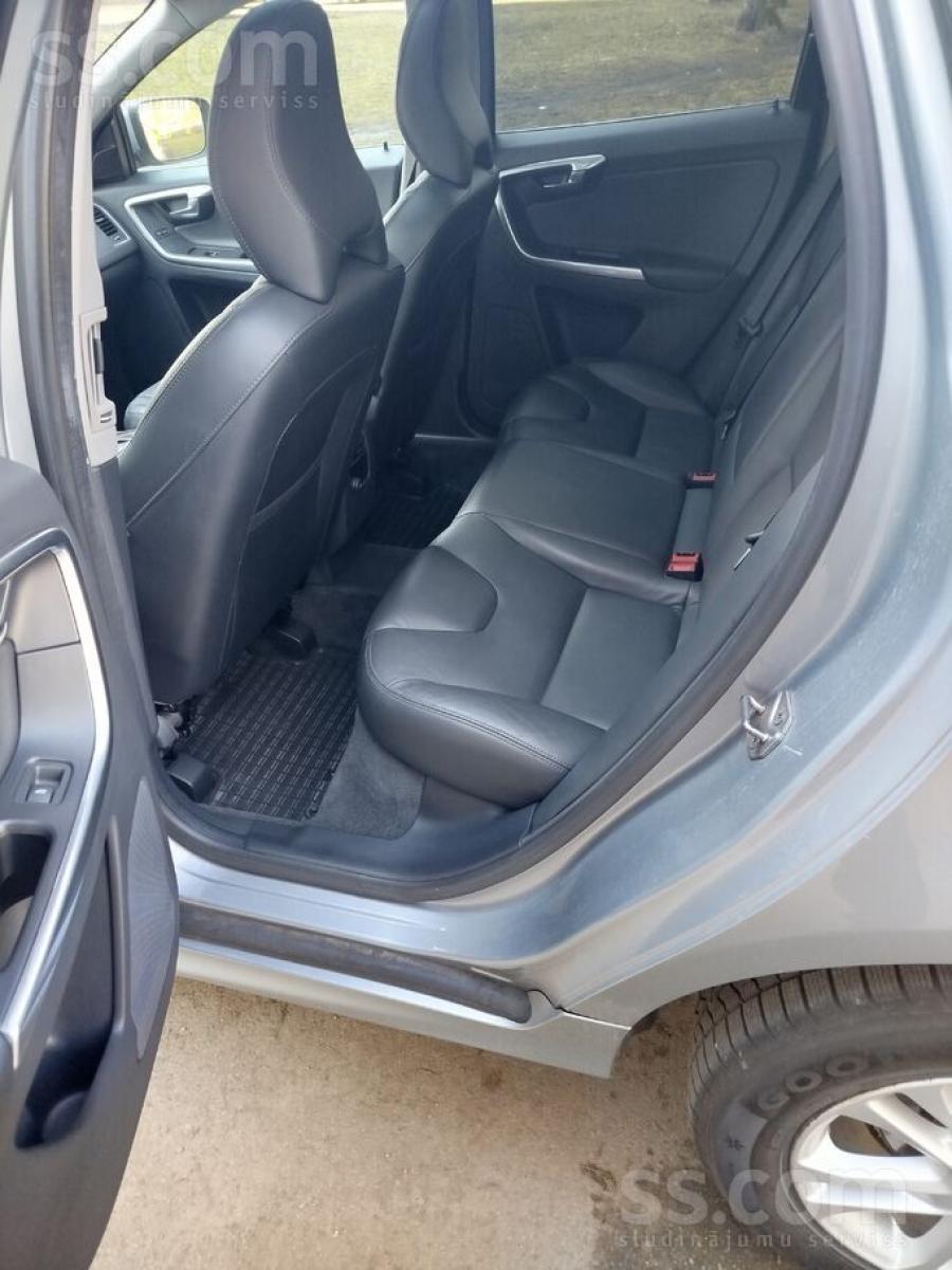 Grey Volvo XC60 2014 in Riga, with an engine capacity of 2.00 L and mileage of 237 thousand km for 12250 €, photo 6 on AUTOMOTO.COM.LV
