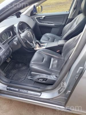 Grey Volvo XC60 2014 in Riga, with an engine capacity of 2.00 L and mileage of 237 thousand km for 12250 €, photo 8 on AUTOMOTO.COM.LV