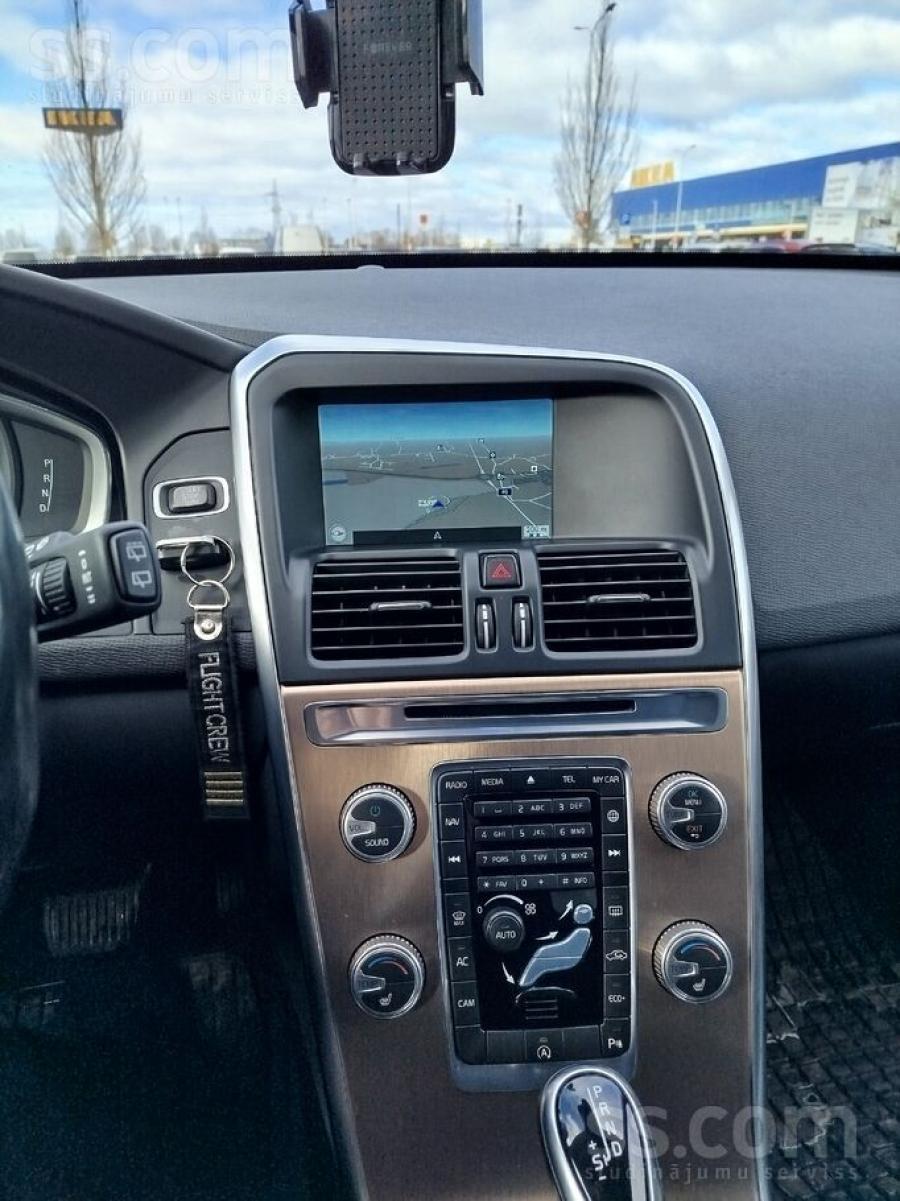 Grey Volvo XC60 2014 in Riga, with an engine capacity of 2.00 L and mileage of 237 thousand km for 12250 €, photo 10 on AUTOMOTO.COM.LV