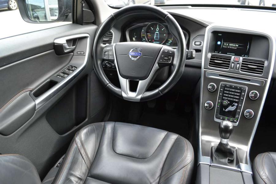 Grey Volvo XC60 2014 in Vilnius, with an engine capacity of 2.40 L and mileage of 144 thousand km for 13000 €, photo 15 on AUTOMOTO.COM.LV