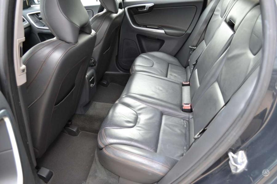 Grey Volvo XC60 2014 in Vilnius, with an engine capacity of 2.40 L and mileage of 144 thousand km for 13000 €, photo 23 on AUTOMOTO.COM.LV