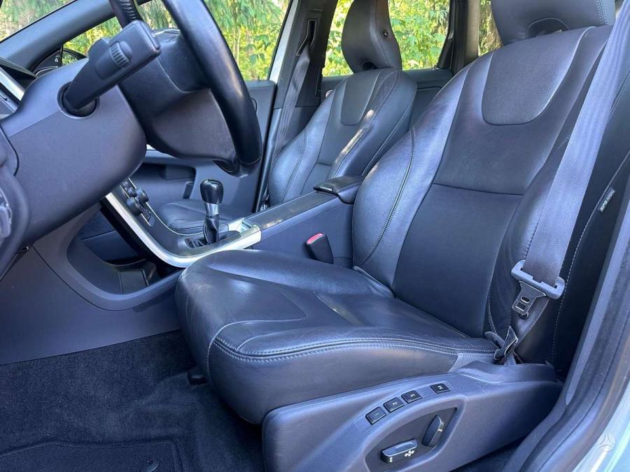 Grey Volvo XC60 2014 in Vilnius, with an engine capacity of 1.98 L and mileage of 247 thousand km for 12500 €, photo 23 on AUTOMOTO.COM.LV