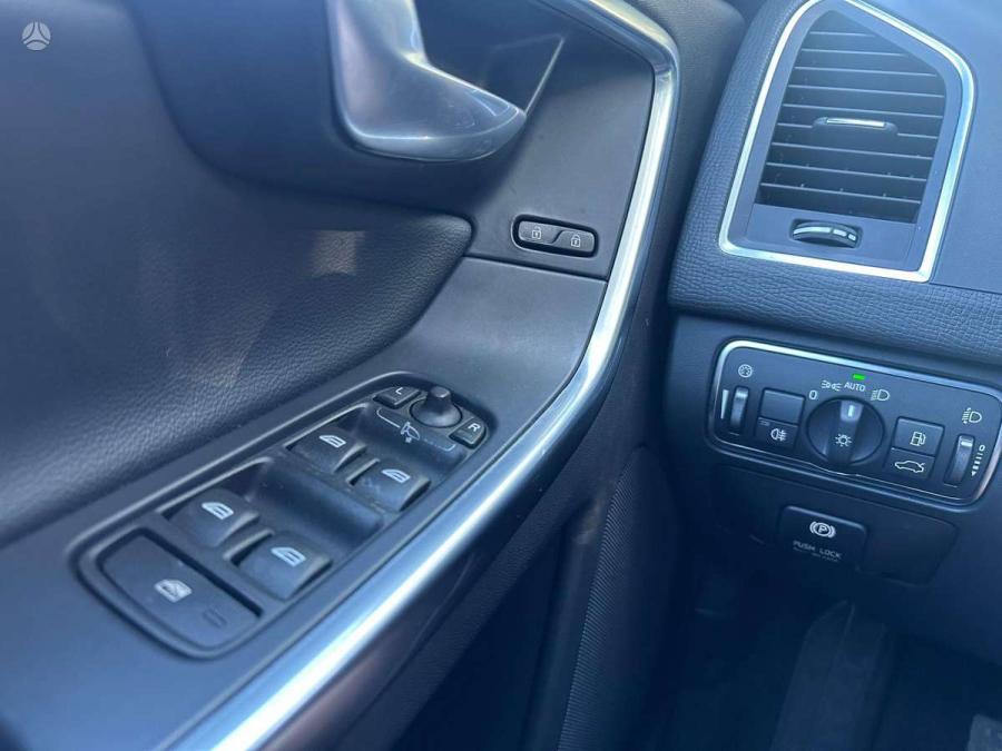 Grey Volvo XC60 2014 in Vilnius, with an engine capacity of 1.98 L and mileage of 247 thousand km for 12500 €, photo 36 on AUTOMOTO.COM.LV