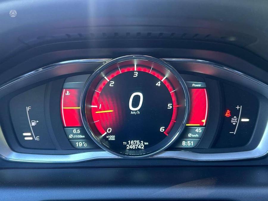 Grey Volvo XC60 2014 in Vilnius, with an engine capacity of 1.98 L and mileage of 247 thousand km for 12500 €, photo 39 on AUTOMOTO.COM.LV