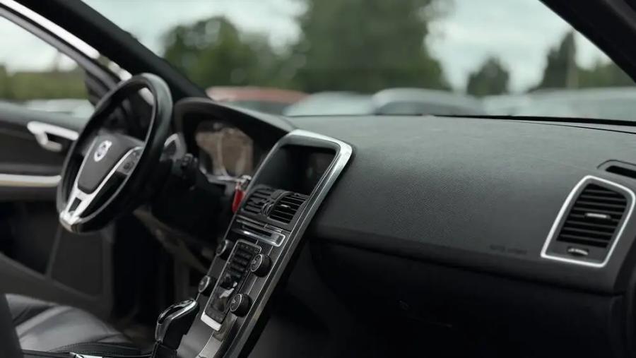 Pelēks Volvo XC60 2014 Jelgava, ar dzinēja tilpumu 2.40 L un nobraukumu 248 tūkst. km par 14990 €, foto 9 vietnē AUTOMOTO.COM.LV